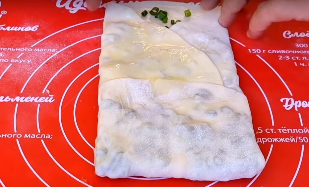 Складываем края лепешки к середине, каждый край смазываем сливочным ...